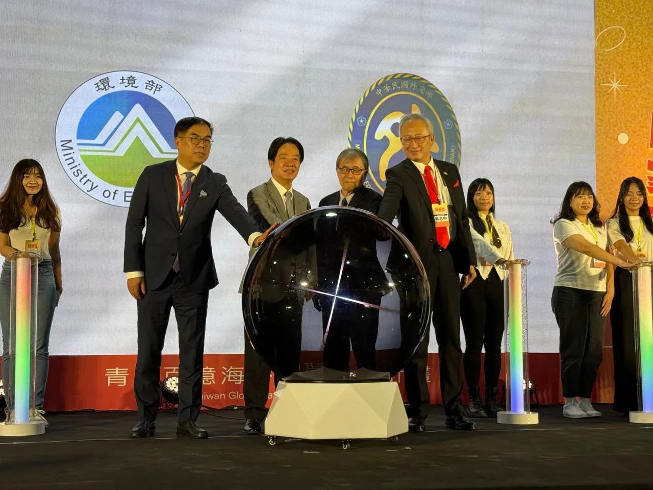 外交部NGO雙語網站 - 外交部政務次長吳志中出席114年青年百億海外圓夢基金計畫成果展記者會